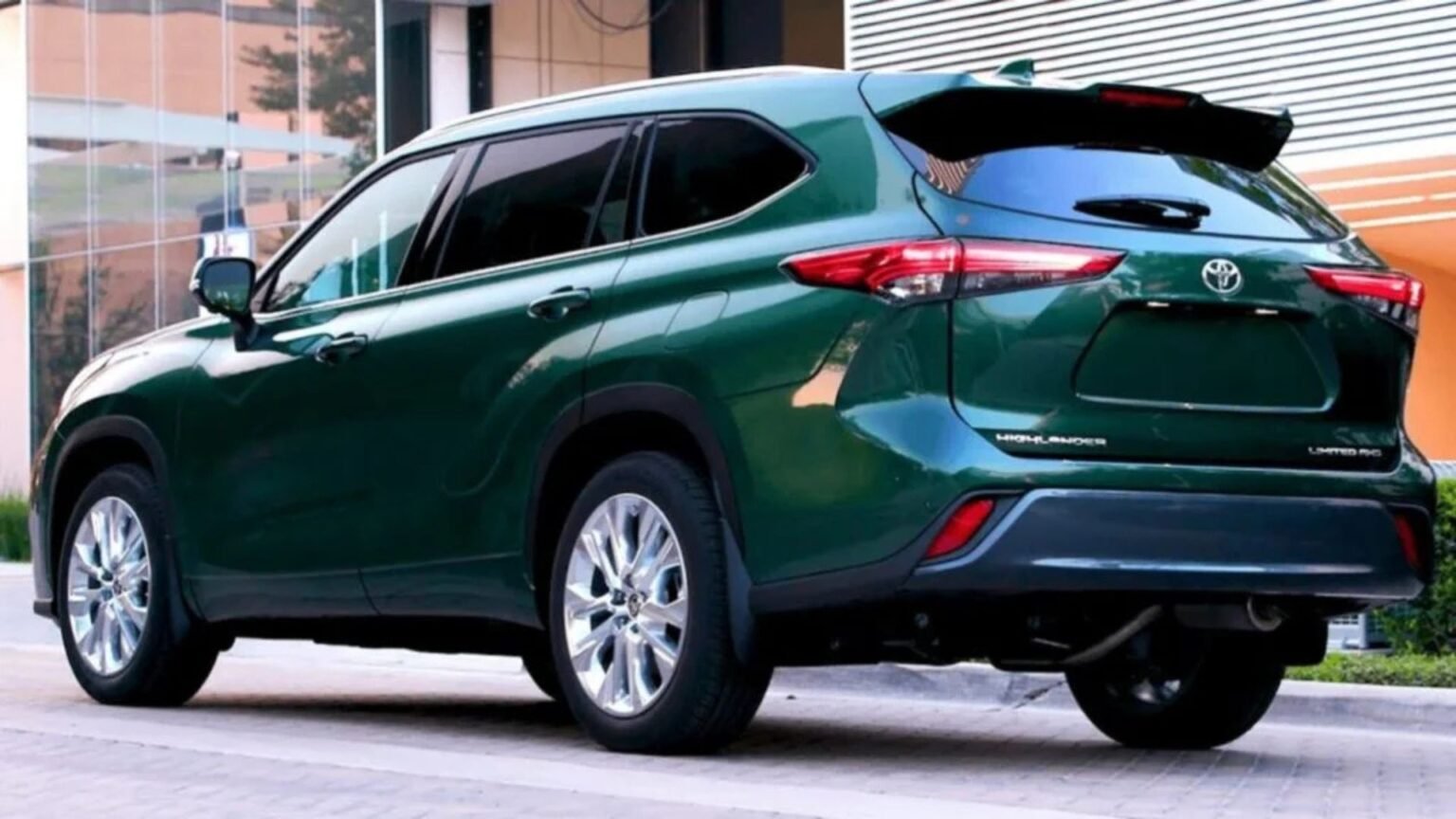 Toyota Highlander 2025 Revealed: More Space, Advanced Features & Hybrid ...